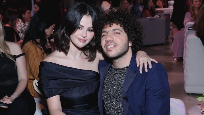 Selena Gomez a fait confiance au fiancé Benny Blanco avec sa routine de maquillage, mais elle a ...