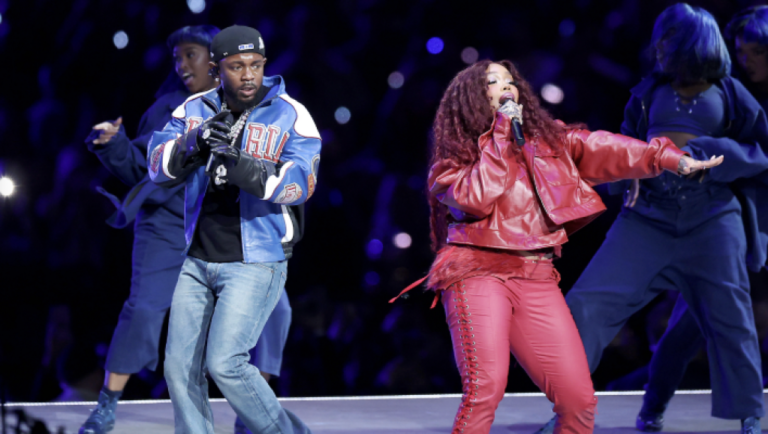 SZA et Kendrick Lamar ont eu une réunion surprise au concert de Noël de ...